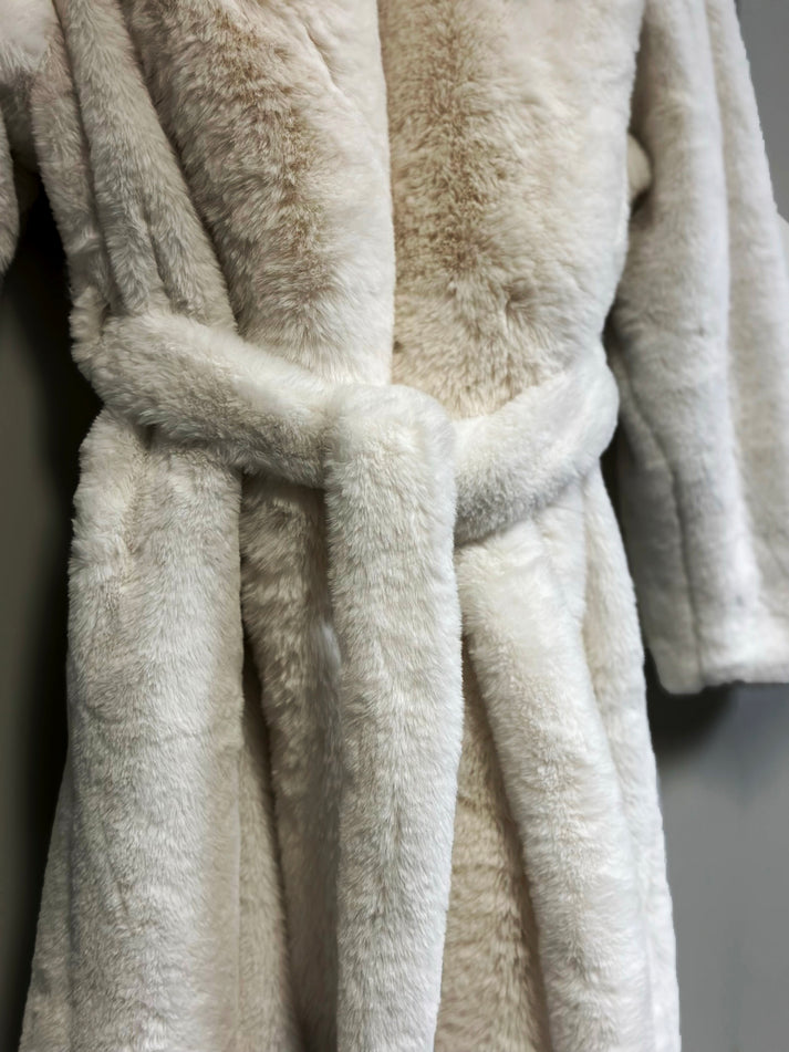 Faux Fur Luxury Long Sleeve Robe / Coat Off White – Makymo